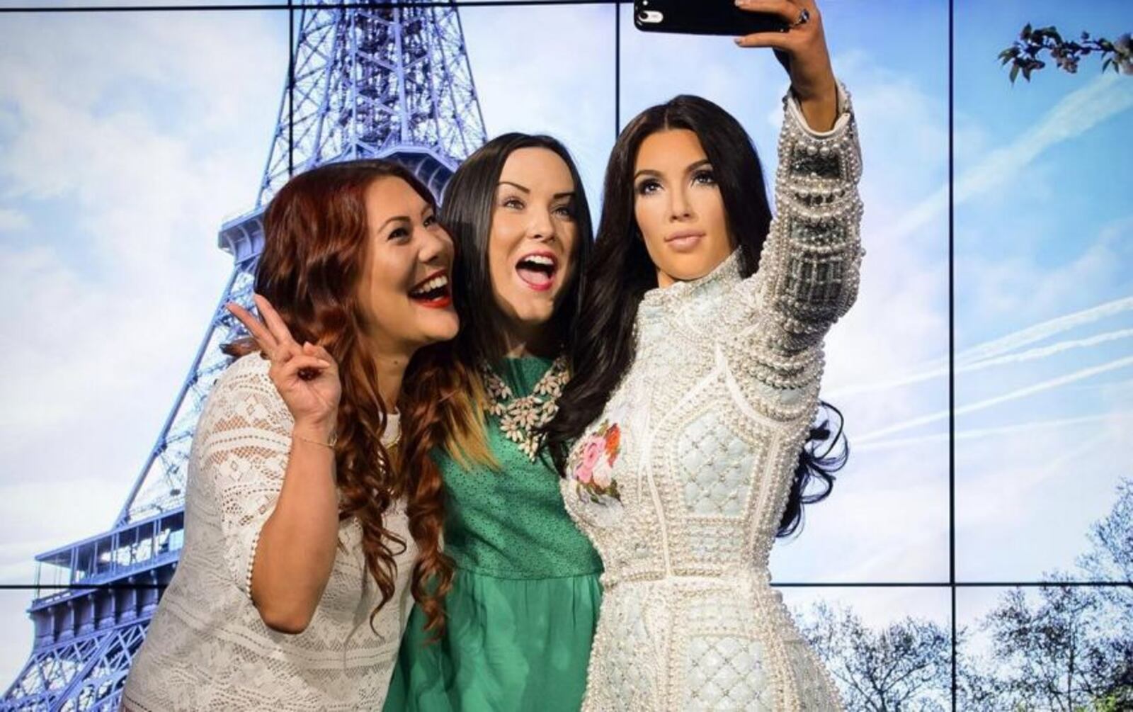 Así es la figura de cera de Kim Kardashian que toma selfies ...