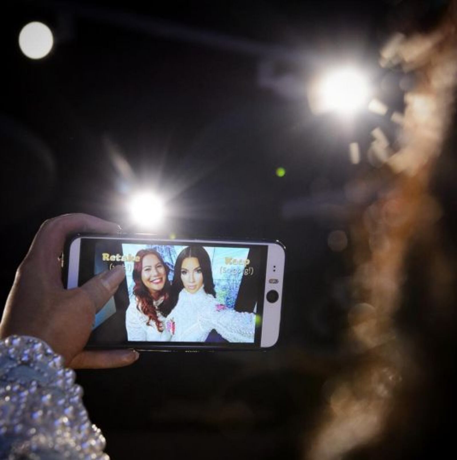 Así es la figura de cera de Kim Kardashian que toma selfies ...